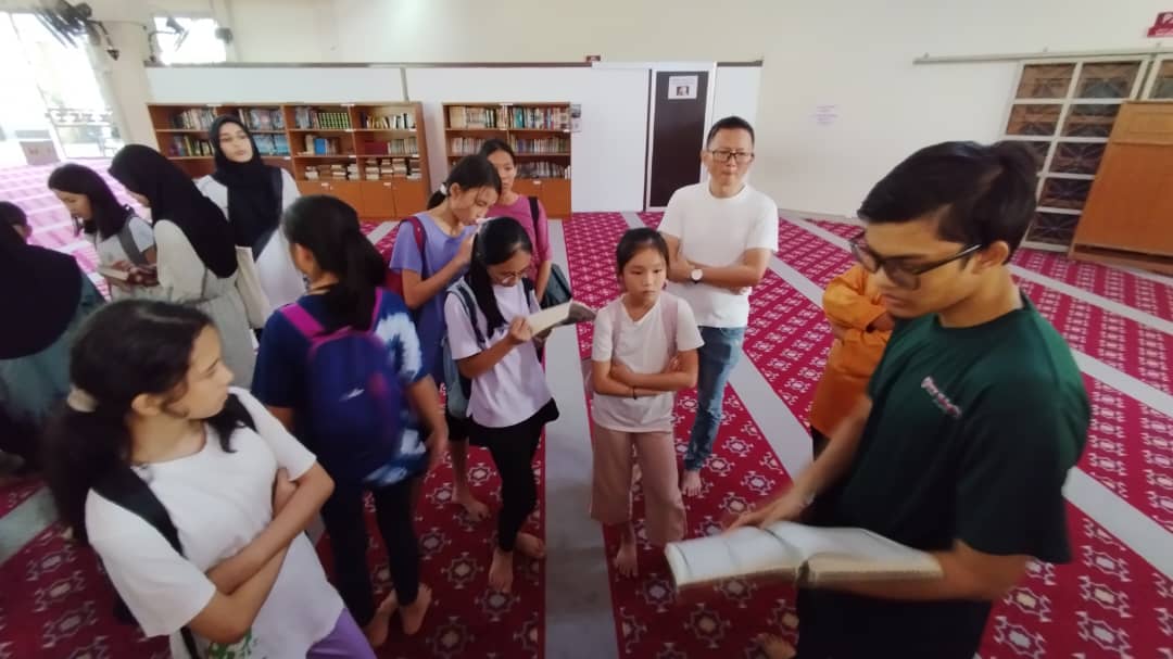 Para pelajar disambut mesra oleh Pegawai Pusat Islam UPM dan lima orang ...