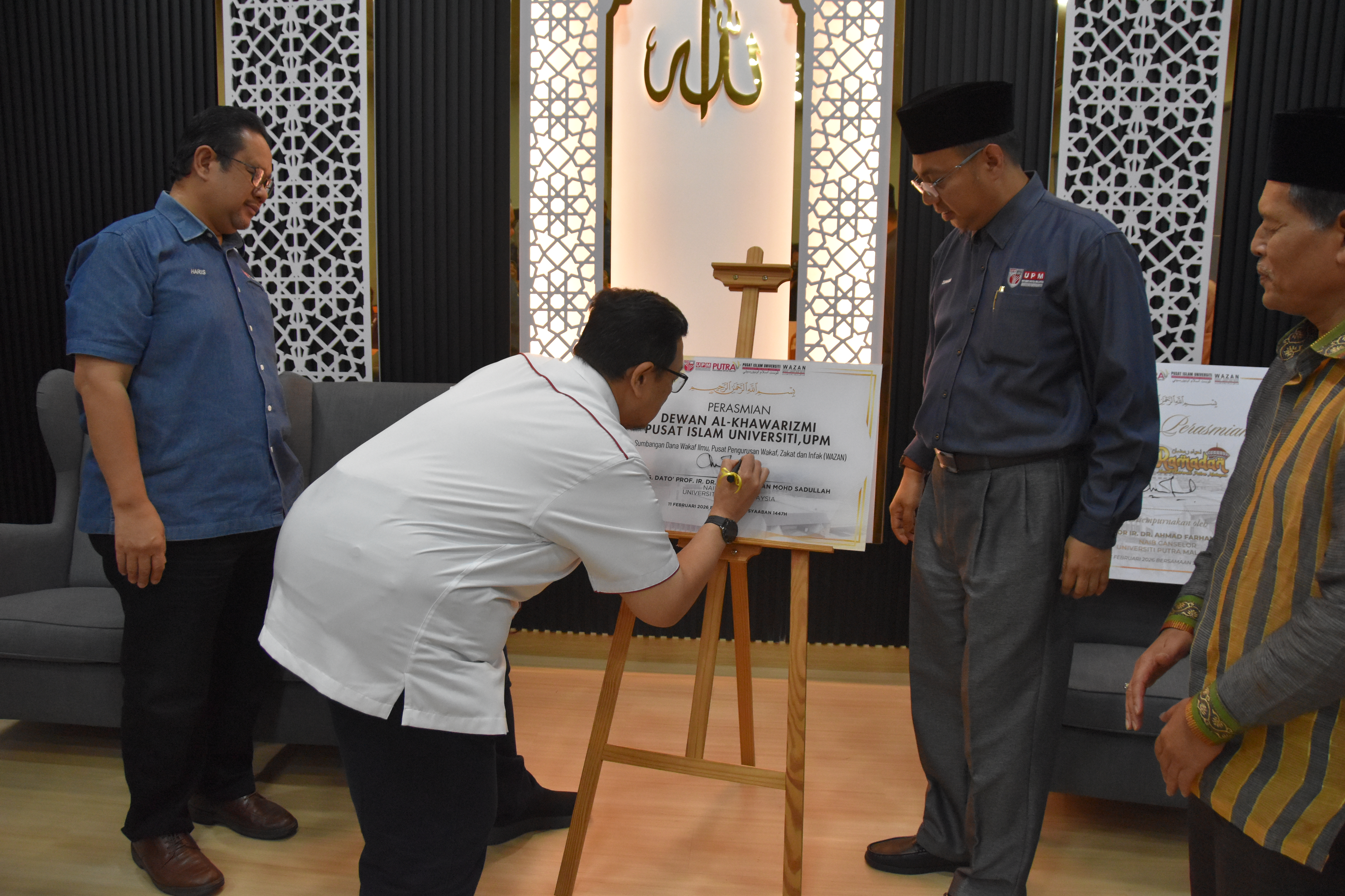 Turut hadir memeriahkan majlis ialah Puan Siti Amira Shukor, Bursar UPM ...